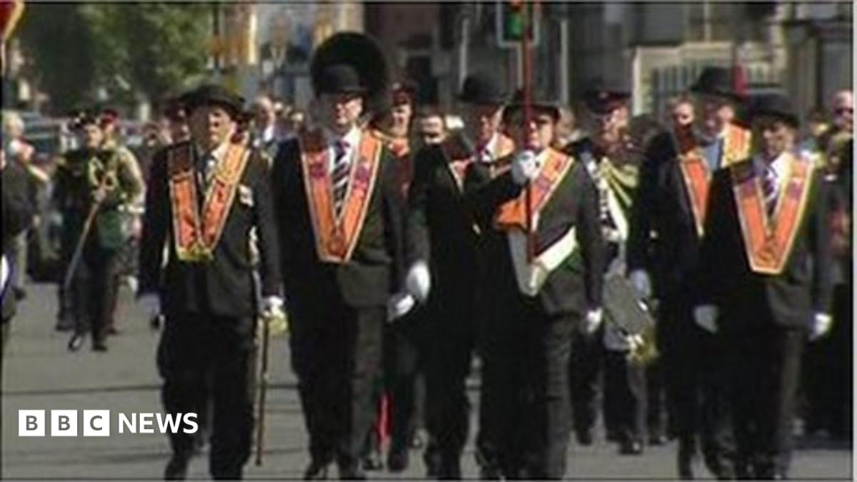 Orange parade defies Commission's 'hymn restrictions' - BBC News