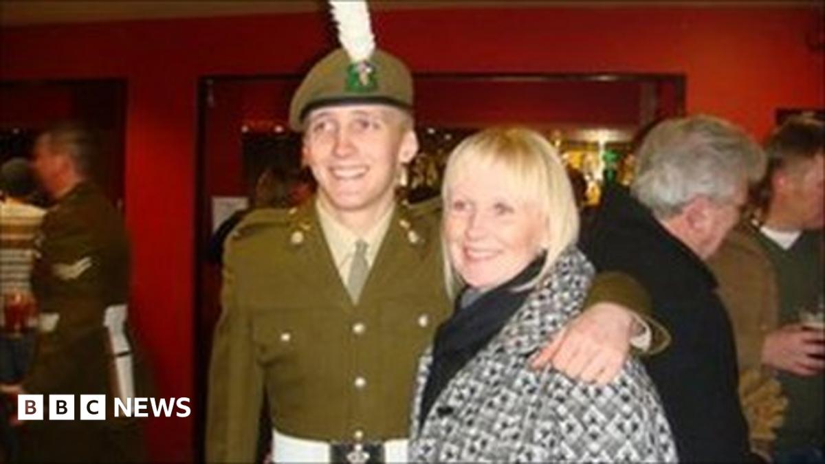 Royal Welsh officer helps soldiers' grieving families - BBC News