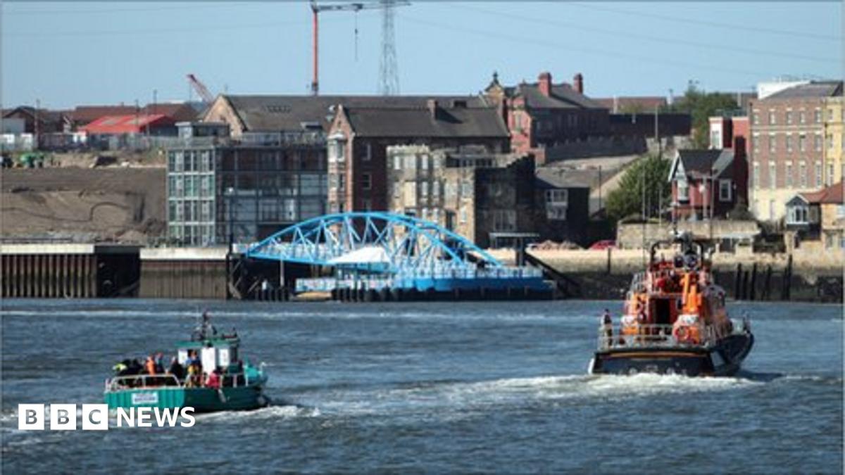 Lifeboat crew rescue dinghy men off Tynemouth - BBC News