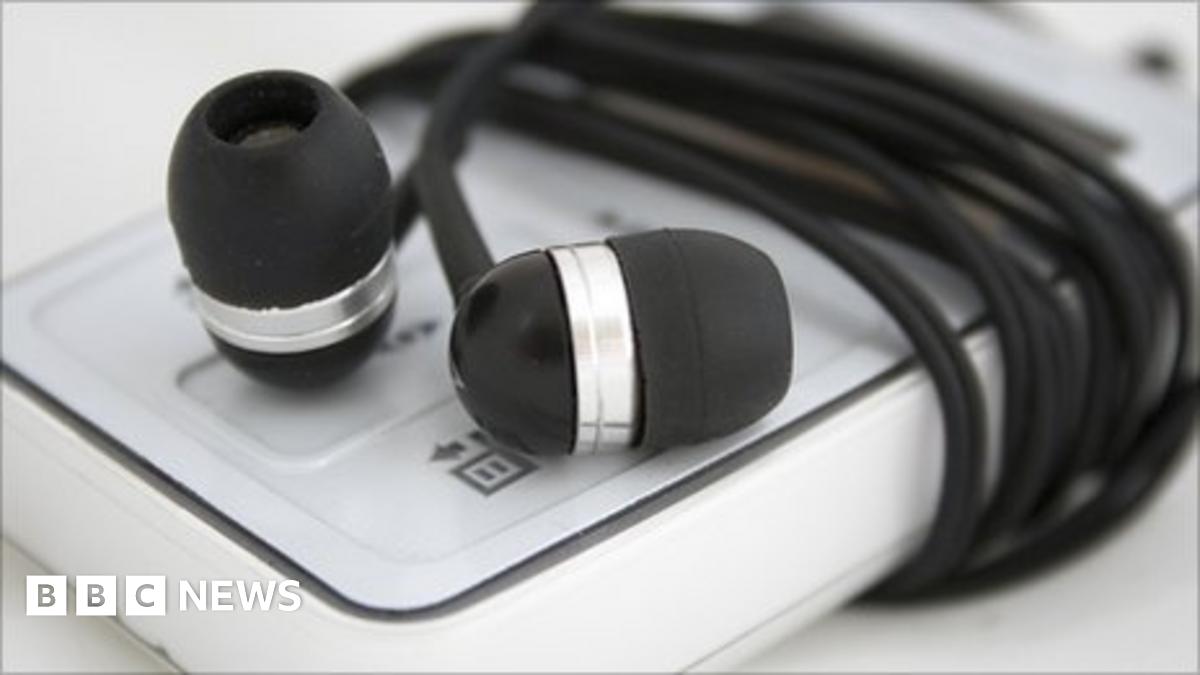 Deaf charity RNID warns teenagers about loud music - BBC News