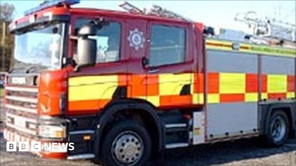 Tyres and cars destroyed in Radstock scrapyard fire - BBC News