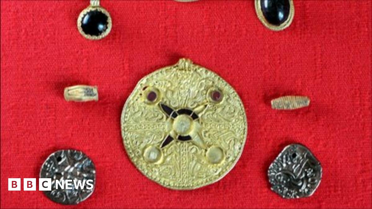 Loftus royal treasure brings thousands to Redcar museum - BBC News