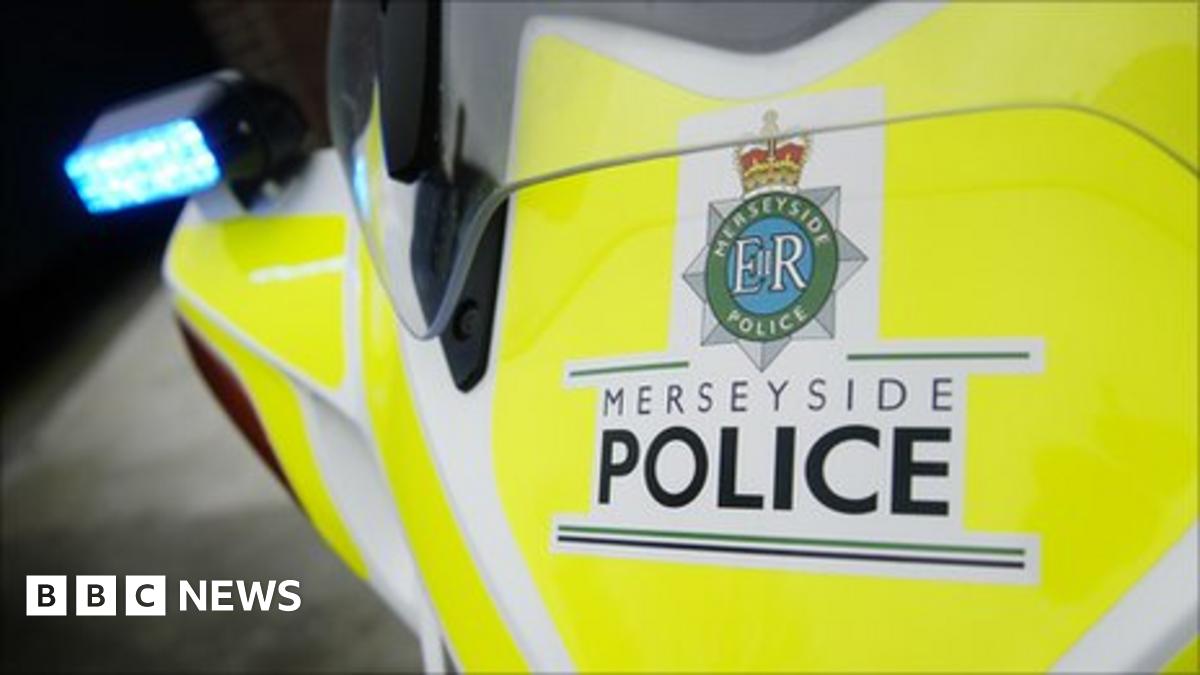 Eight Merseyside Police gun crime officers suspended - BBC News