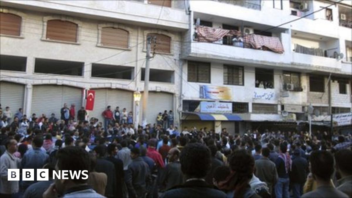 Syria protests: Rights group warns of 'Deraa massacre' - BBC News