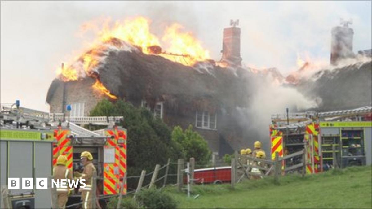 Dorset fire crews tackle two thatch fires - BBC News