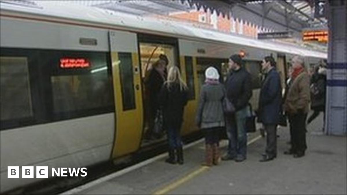 Kent rail fault strands London commuters - BBC News
