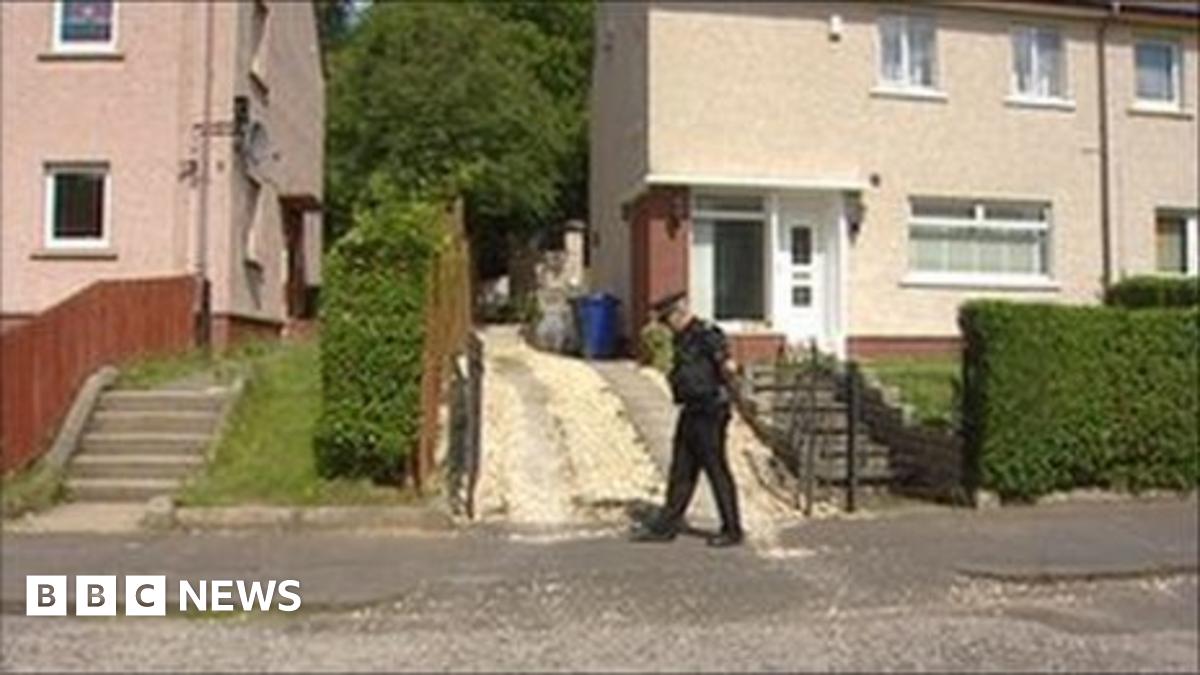 Ian Michie and Daryl Dock jailed for Paisley murder bid - BBC News