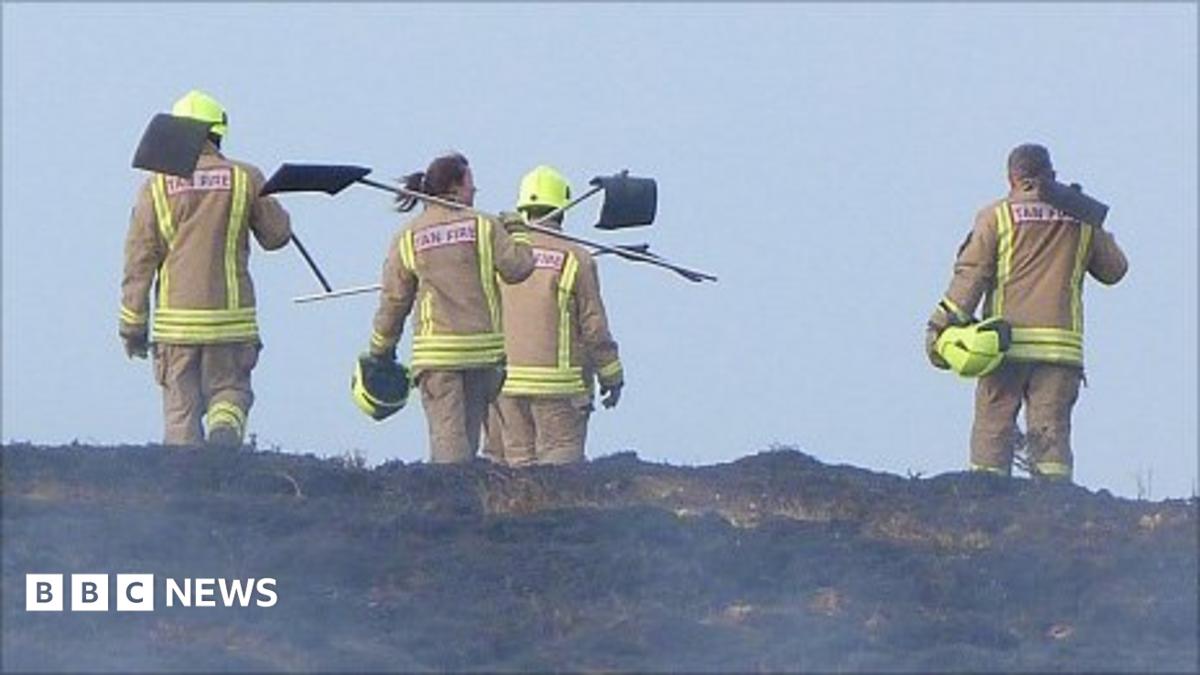 Brecon Beacons' 'worst' grass fires in 30 years - BBC News