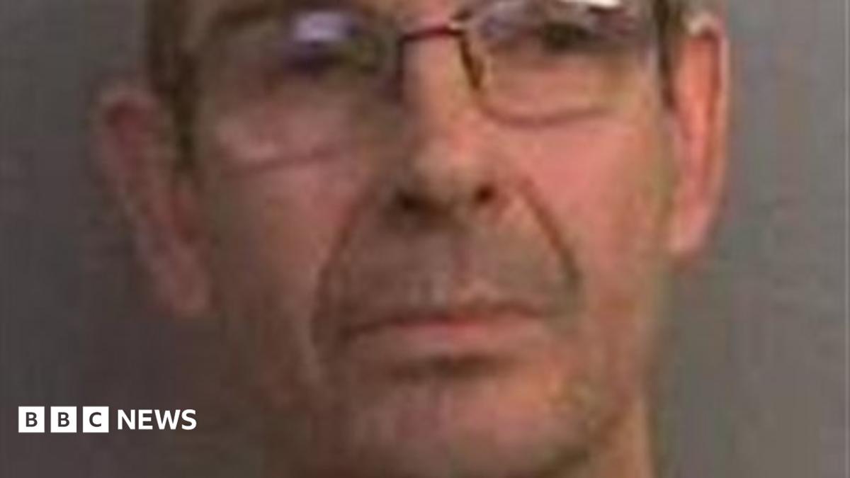 Somerset primary teacher Nigel Leat filmed abuse - BBC News