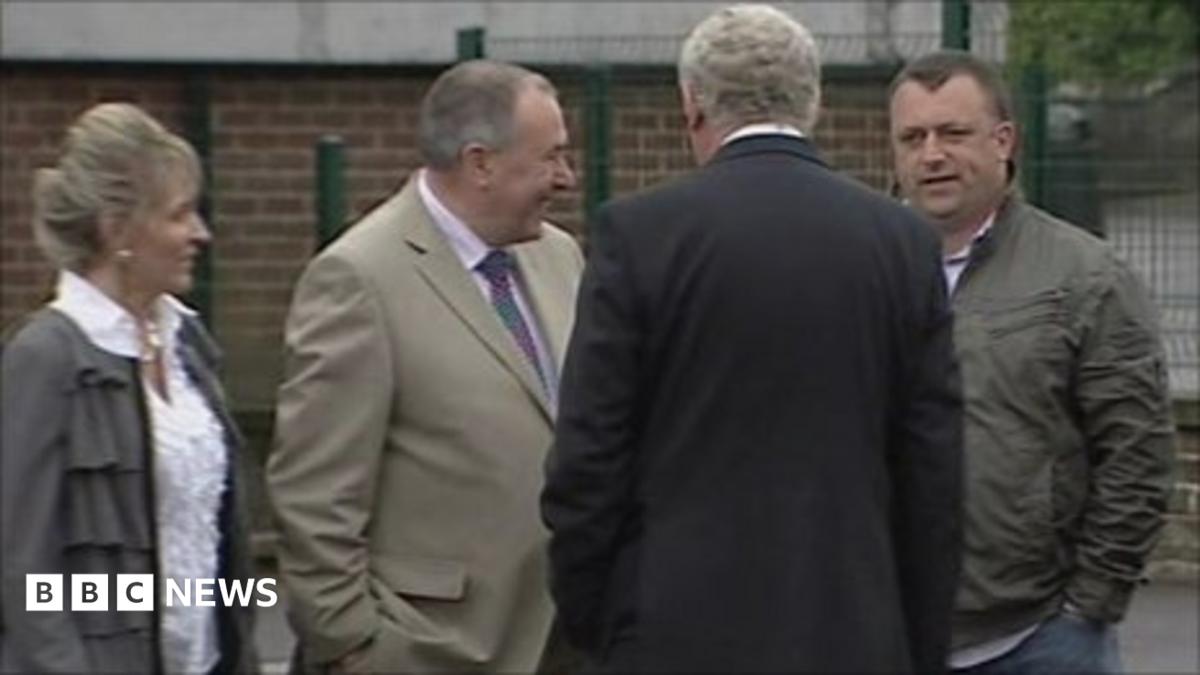 Dissident refuses to shake hands with Martin McGuinness - BBC News