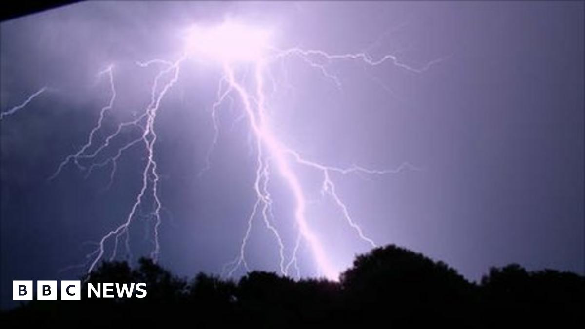 Lightning strike starts Cardiff house fire - BBC News