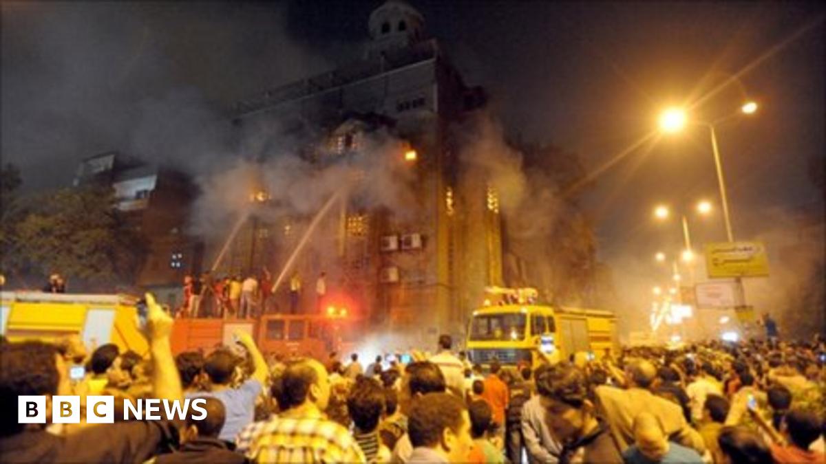 Cairo: Muslims and Christians clash in Imbaba - BBC News