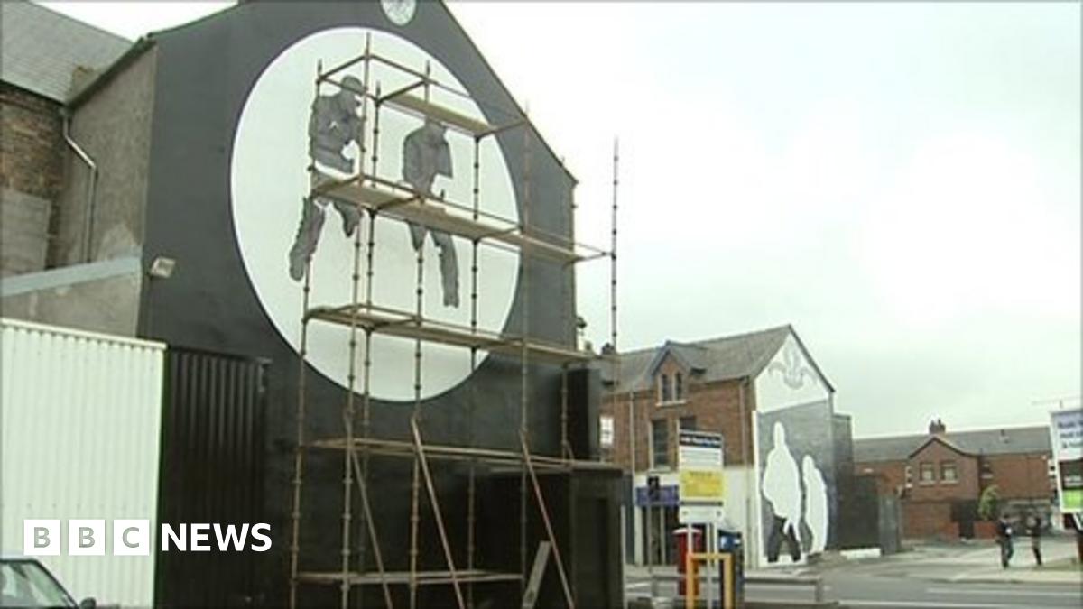 East Belfast murals show UVF men with machine guns - BBC News