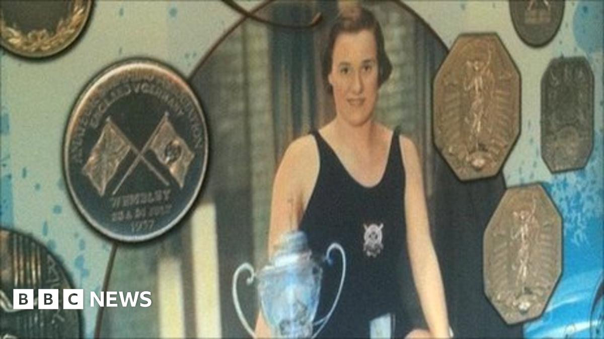 Leeds swimmer Doris Storey remembered - BBC News