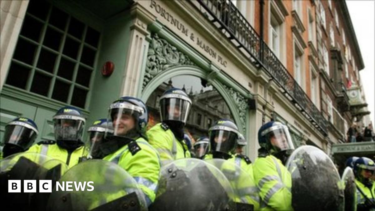UK Uncut protesters cleared of Fortnum and Mason trespass - BBC News