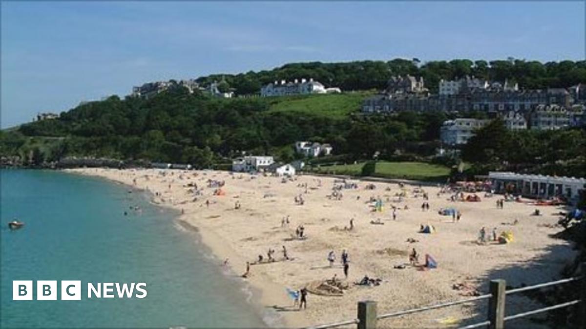 Cornwall scoops five Keep Britain Tidy Blue Flag awards - BBC News