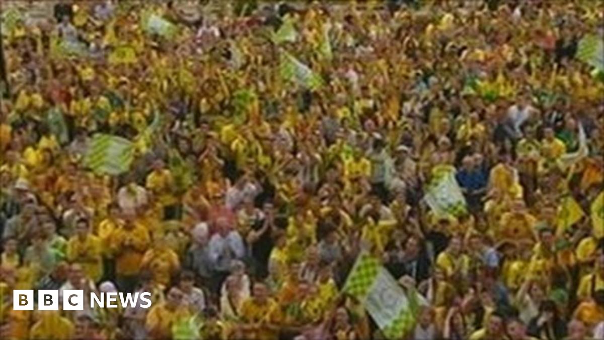 Norwich City fans at promotion parade - BBC News