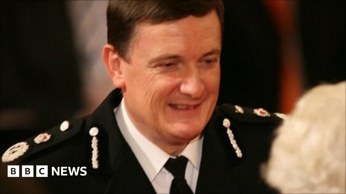 Chief constable remains despite calls for resignation - BBC News