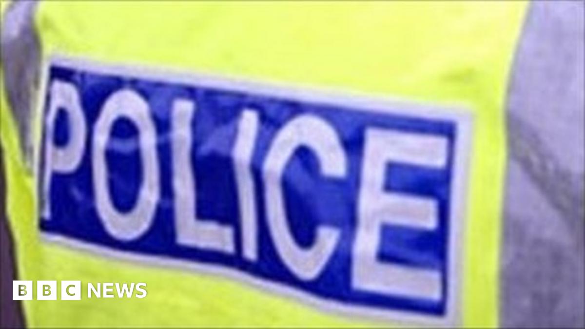 Disguised men use weapons in Leeds bank robbery - BBC News
