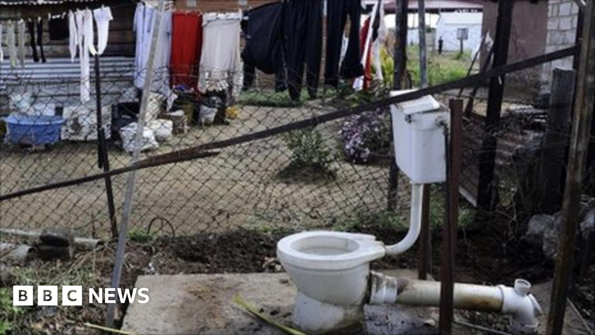 Cape Town 'poo wars': Mass arrests in South Africa - BBC News