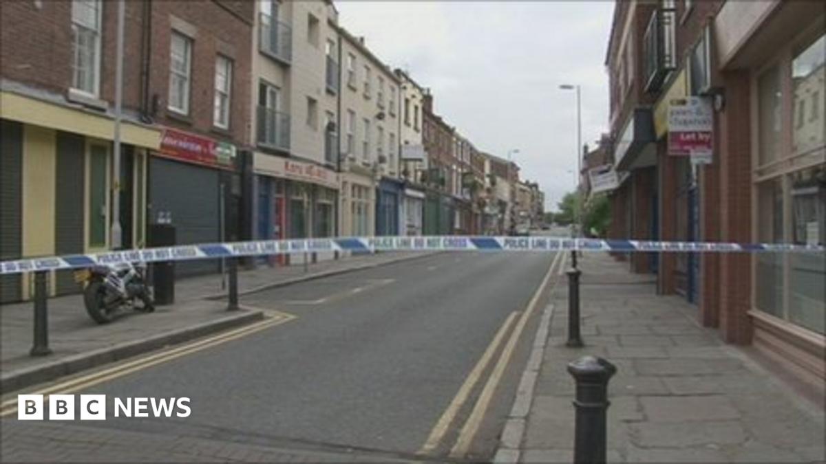 Murder inquiry after man stabbed in Birkenhead - BBC News