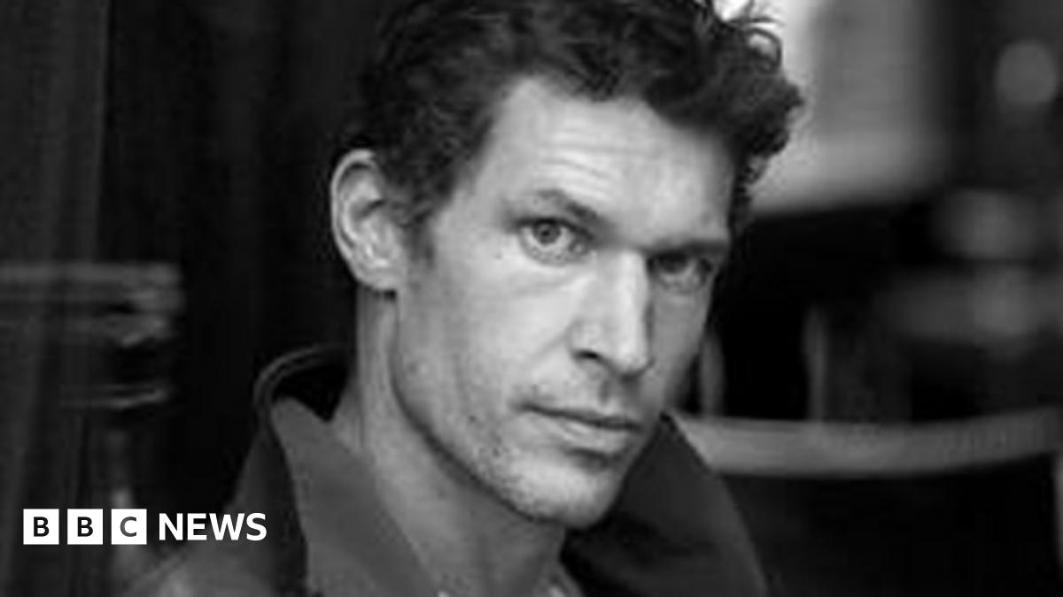 Libya death photographer Tim Hetherington's work shown - BBC News