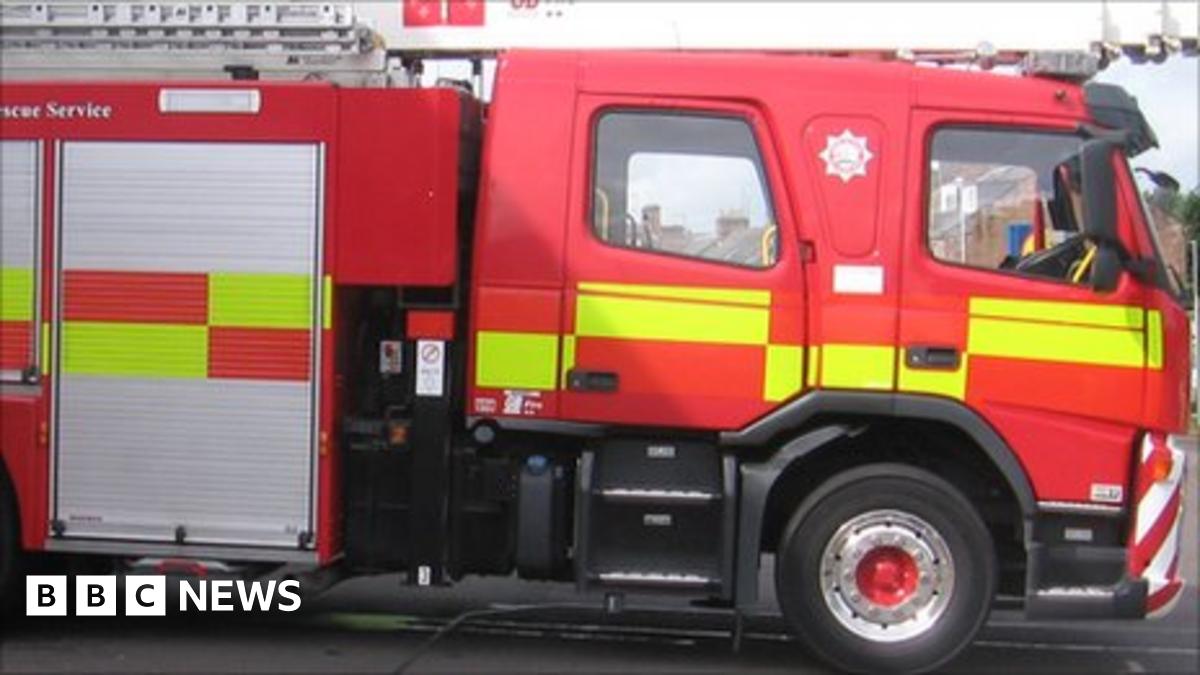 Dumfries fire spate forces home evacuation - BBC News