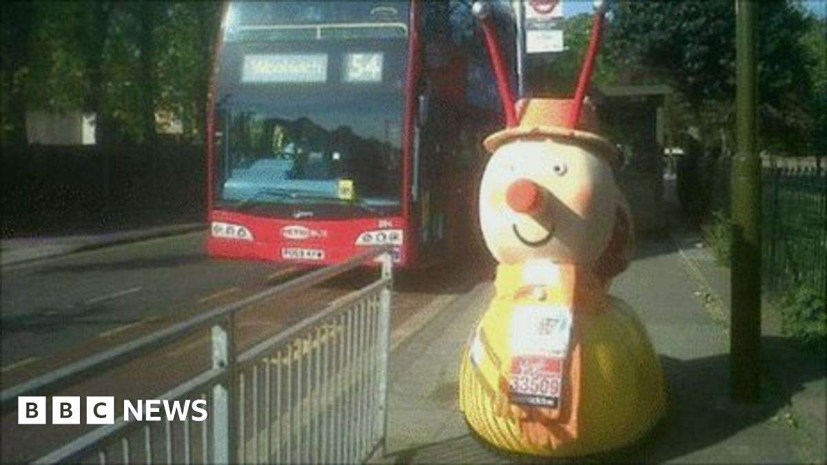 London Marathon's Brian the snail crosses finish line - BBC News