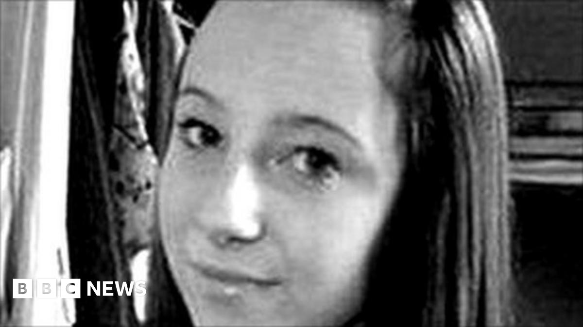 Memorial to dog rescue girl Natasha Elliott unveiled - BBC News