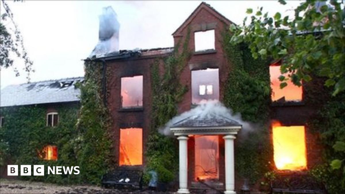 Police praised for Osbaston House mansion deaths case - BBC News