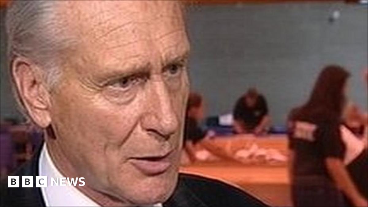Torbay mayor donates half his salary - BBC News
