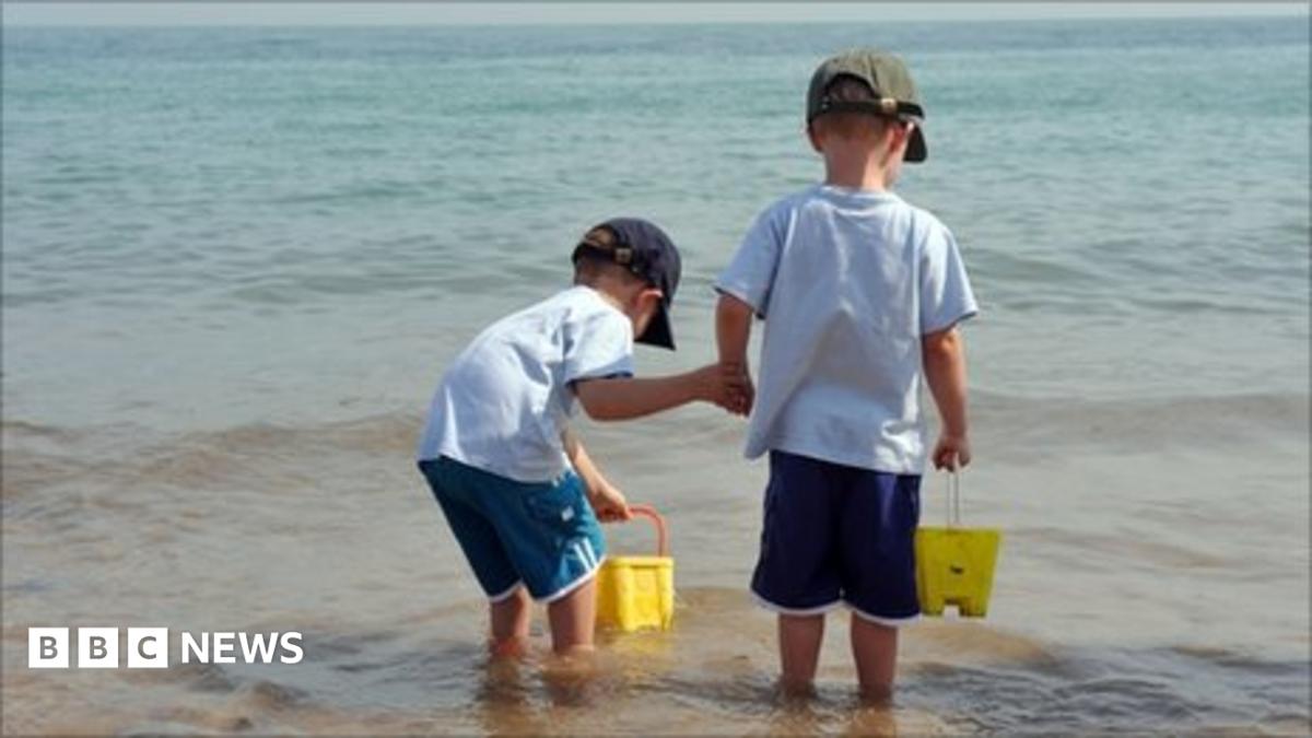 Quality tests carried out on Lincolnshire bathing water - BBC News