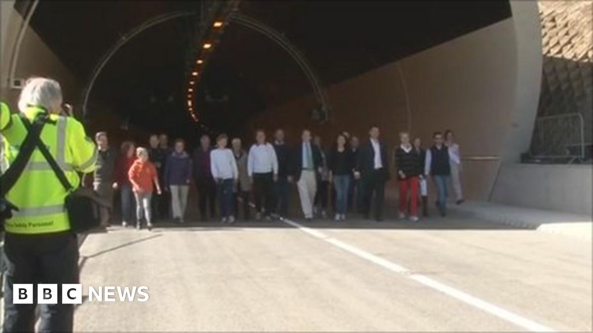 Hindhead tunnel walk attracts thousands - BBC News