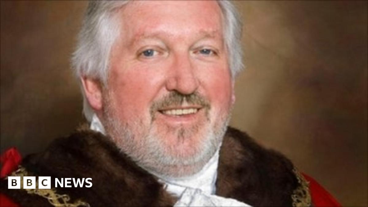 Ritchie McNicholl elected as Douglas mayor - BBC News
