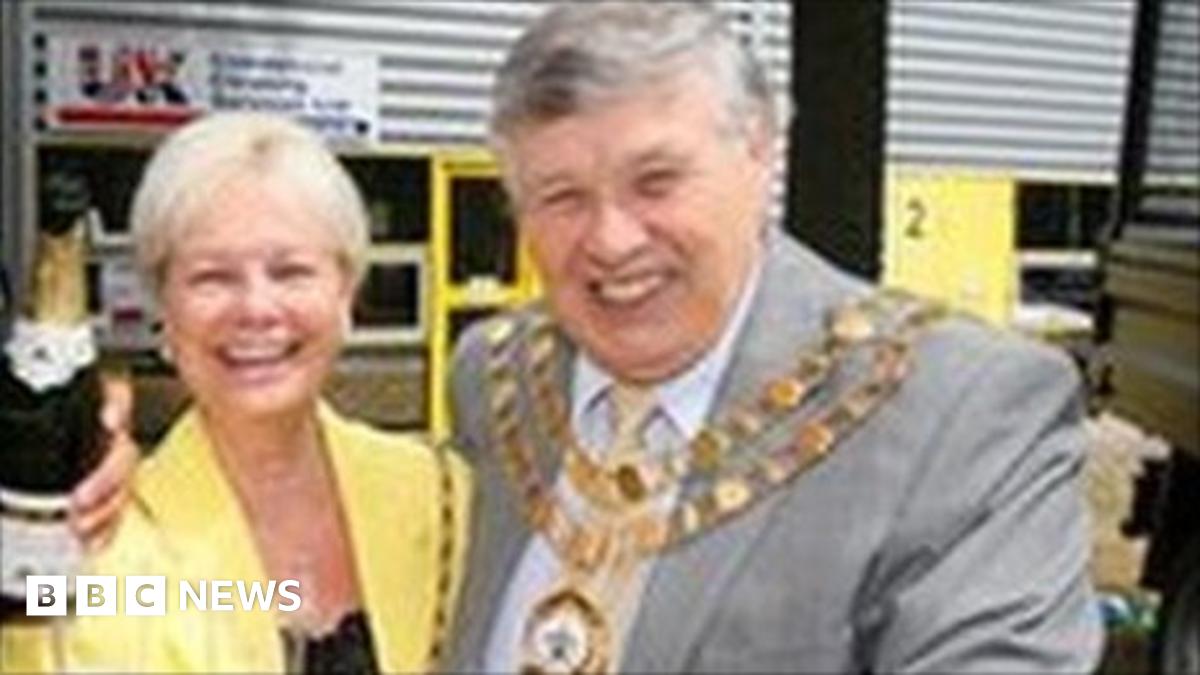 Swindon Mayor Rex Barnett diagnosed with mesothelioma - BBC News