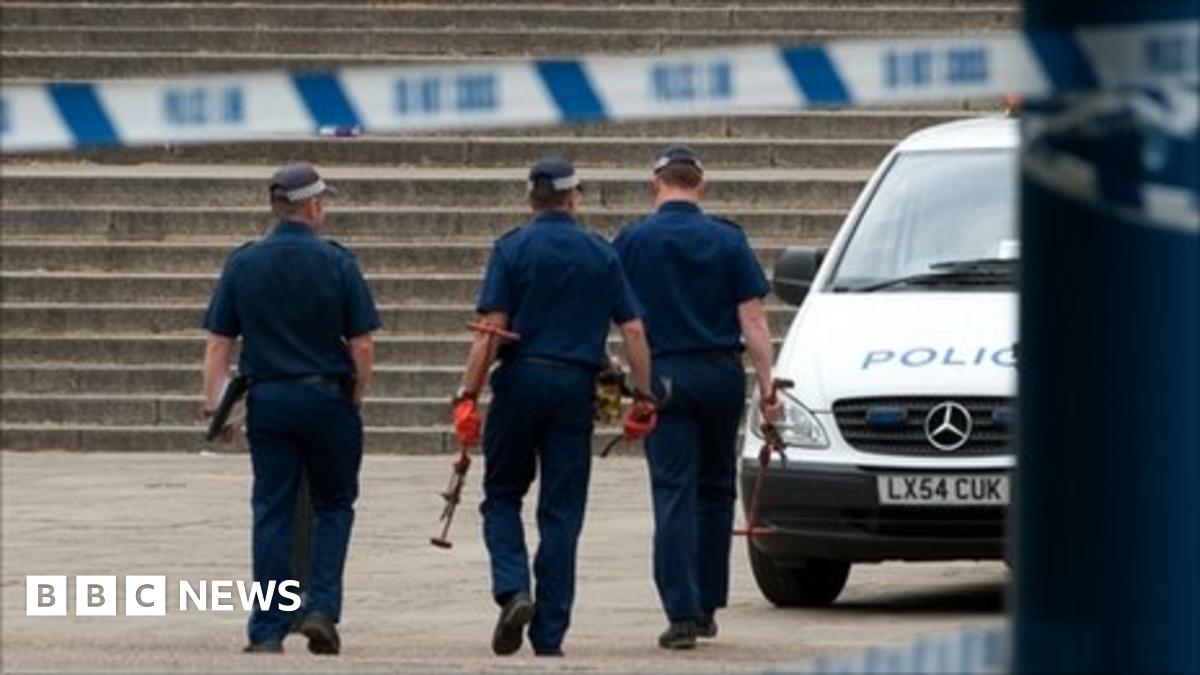 Bomb warning received in London - BBC News
