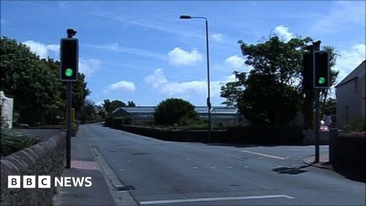 Guernsey planners give new road junction go ahead - BBC News