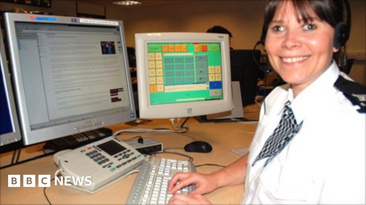 First blind 999 call handler wins national award - BBC News