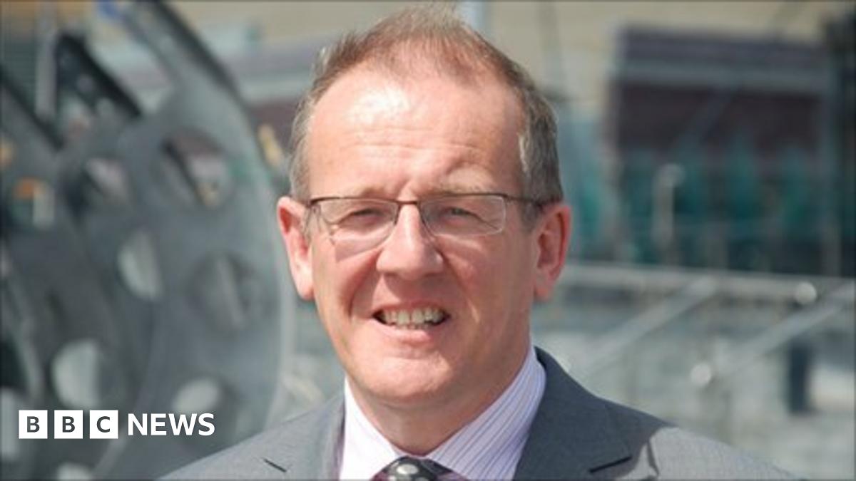 Lib Dem AM Aled Roberts quits as Wrexham council leader - BBC News