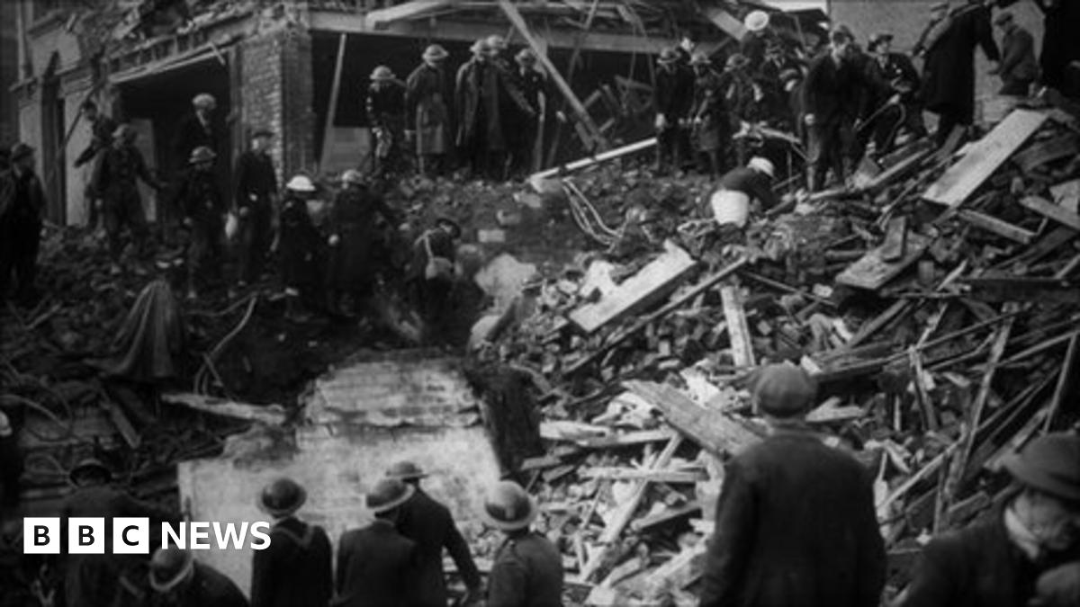 Liverpool Cathedral service remembers blitz victims - BBC News