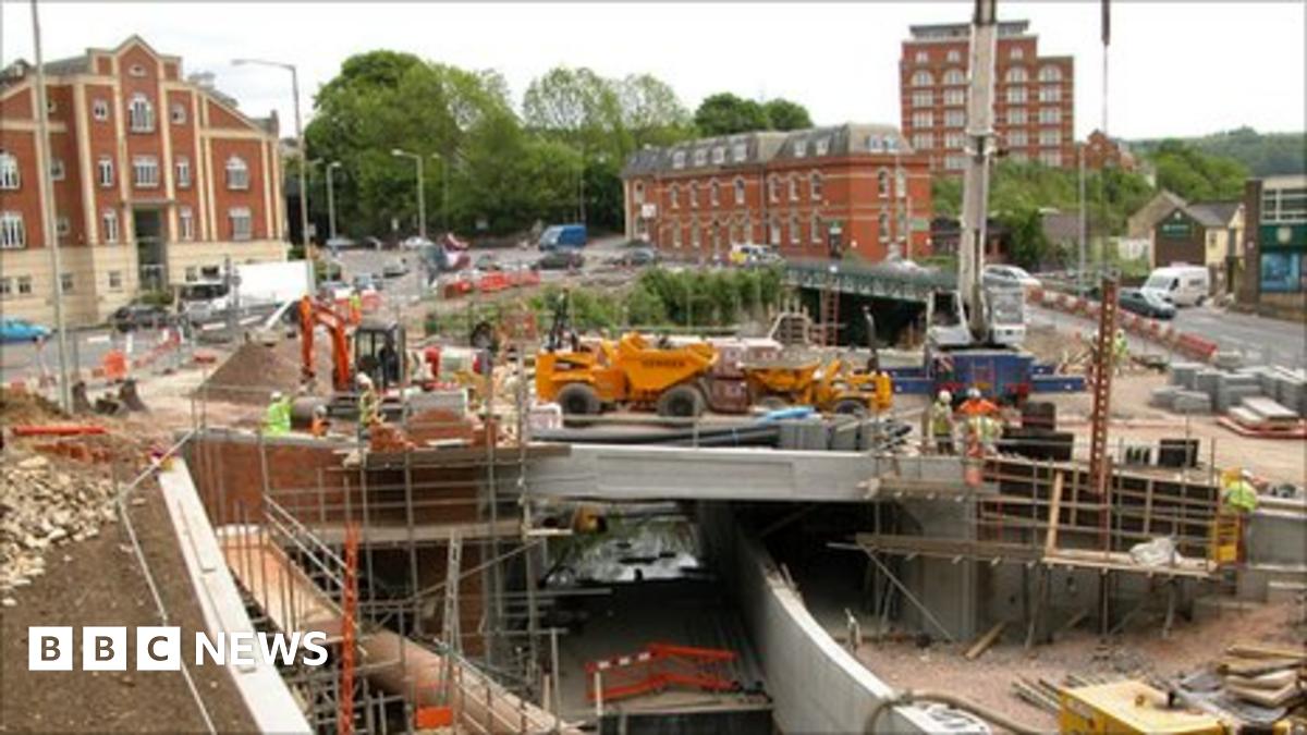 Name for new canal bridge in Stroud is revealed - BBC News