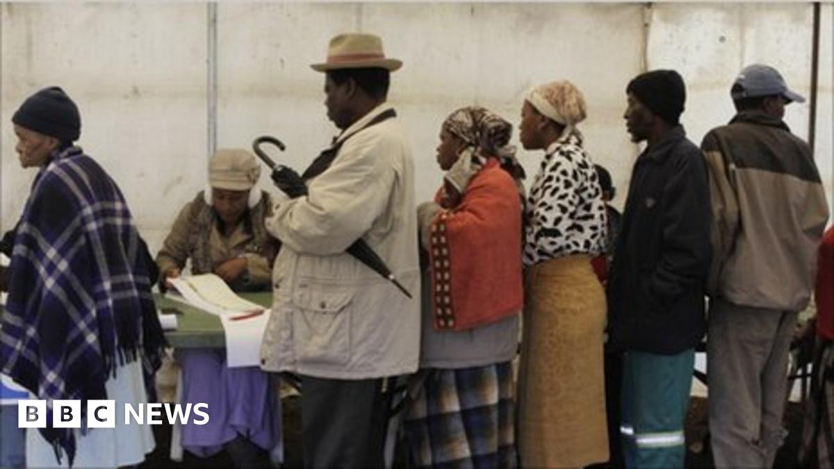 South Africans vote in crucial local elections - BBC News