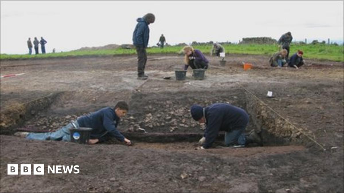 Tours of Iron Age hill fort dig on North York moors - BBC News