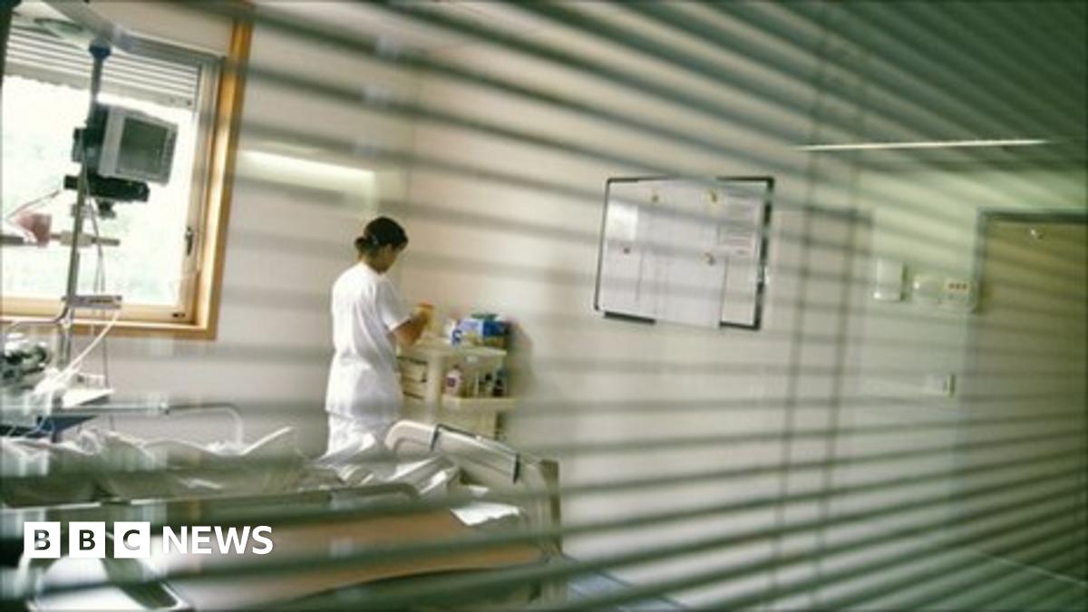 Kelso hospital bed fall apology issued - BBC News