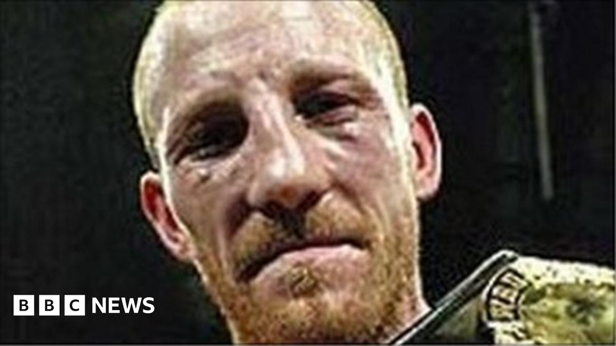 Eamonn Magee ex-boxer 'stole champagne bottles ' - BBC News