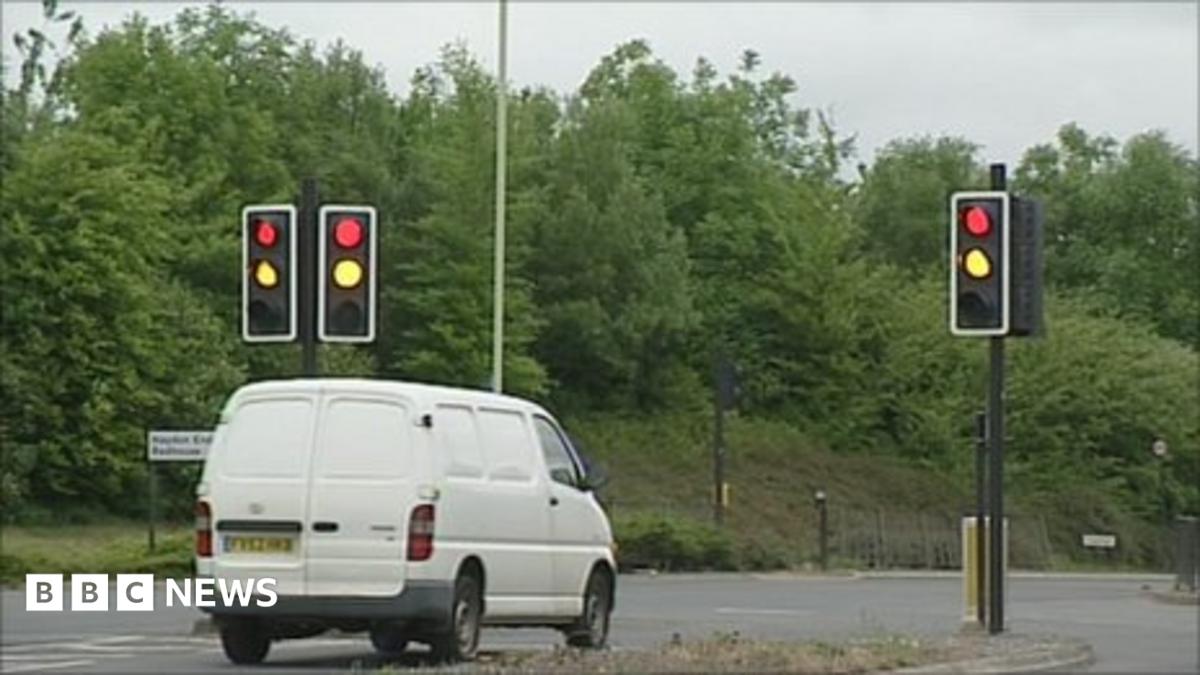 Swindon traffic lights to slow speeding drivers - BBC News