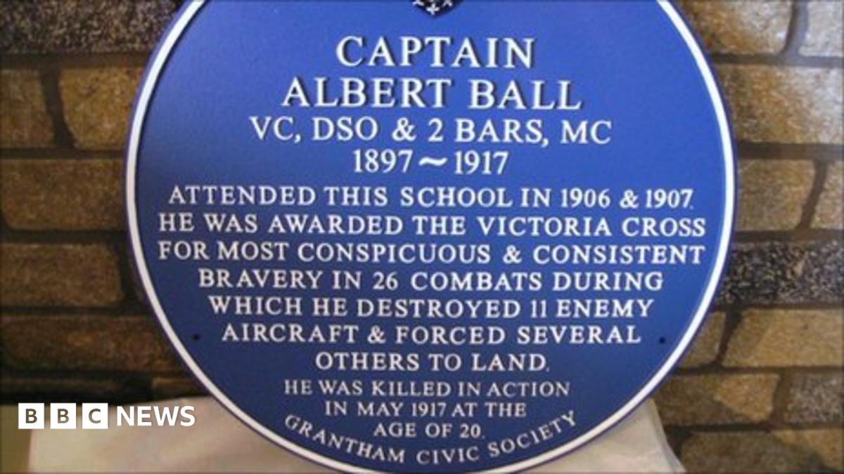 Blue plaque tribute for two Lincolnshire WW1 heroes - BBC News