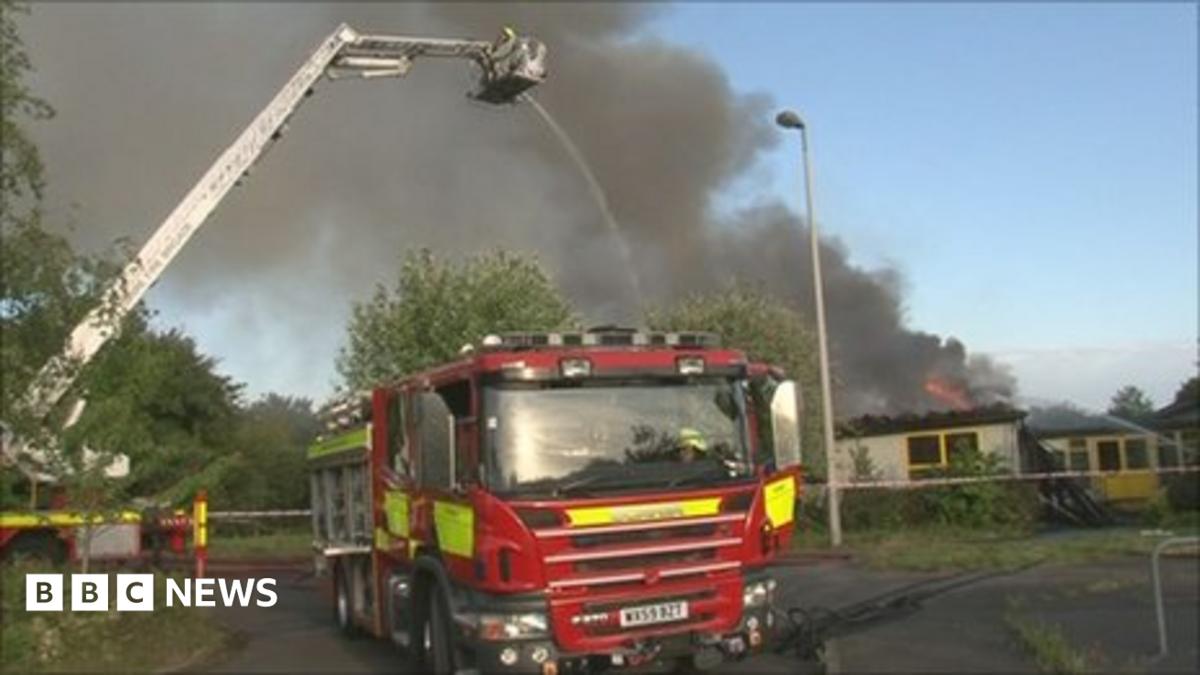 Fire destroys disused Swindon school - BBC News