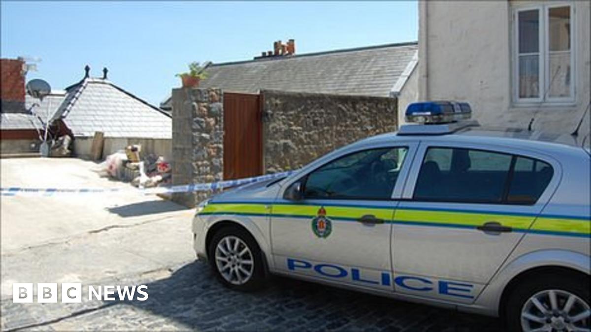 Jamie Queripel named as man found dead in Guernsey flat - BBC News