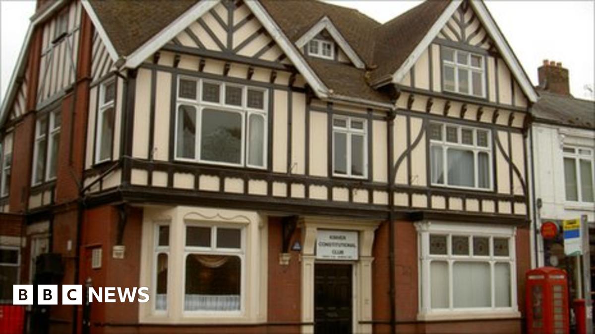 Camra's top prize won by Staffordshire club - BBC News